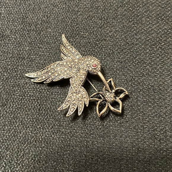 Avon | Jewelry | Avon Fluttering Hummingbird Pin | Poshmark